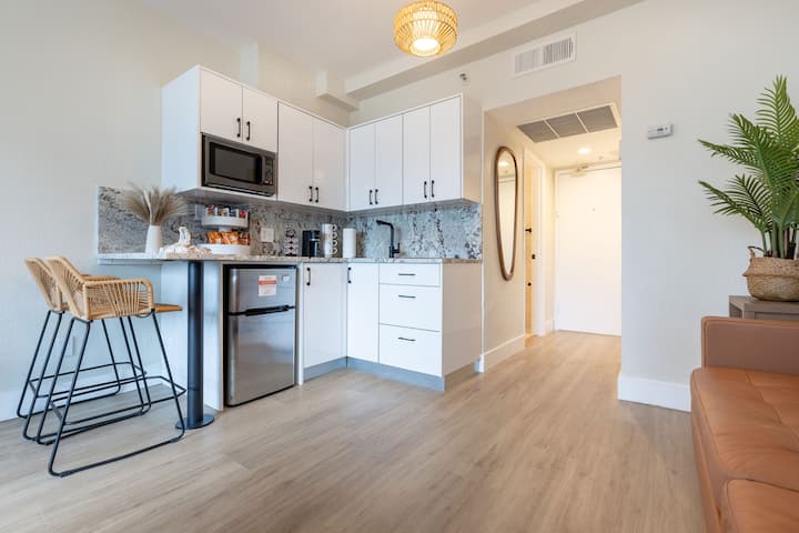 Beautiful New Apartment With Beach And Pool - Miami Beach, FL