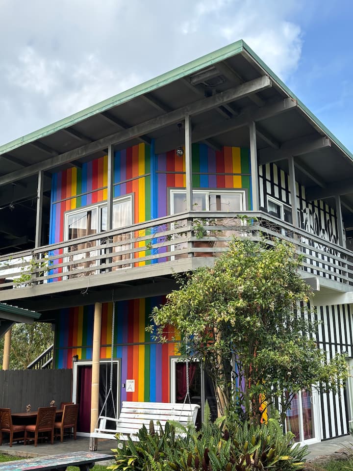 Unique Rainbow Art Palace! - Pāhoa, HI