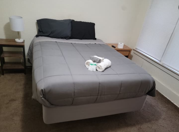 Spacious Room In Pontiac Full Size Bed Internet - Auburn Hills, MI