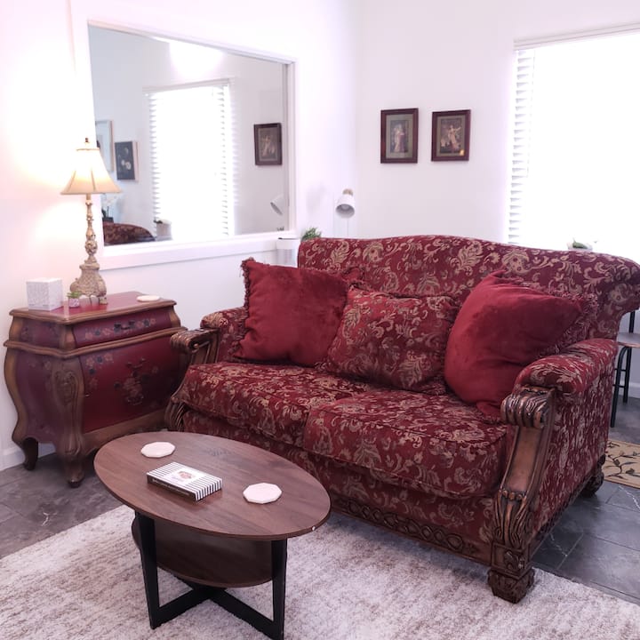 Elegant, Quiet Homey Apartment - Joplin, MO