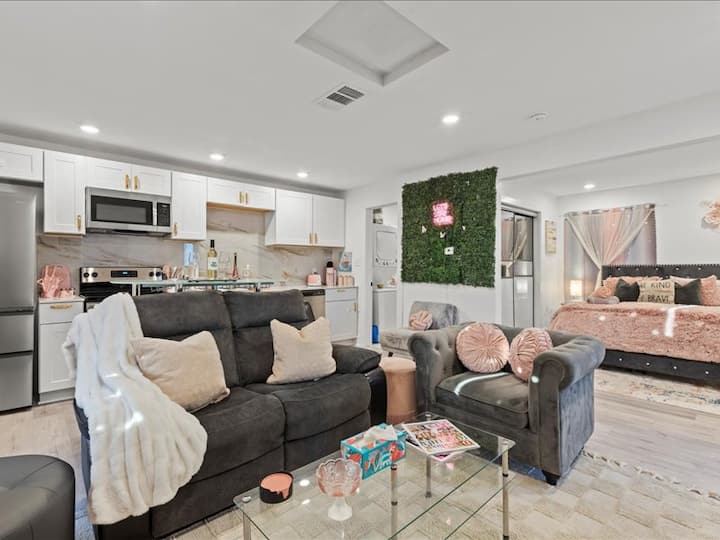 Near Major Attractions | Pet Friendly | Parking - Dallas