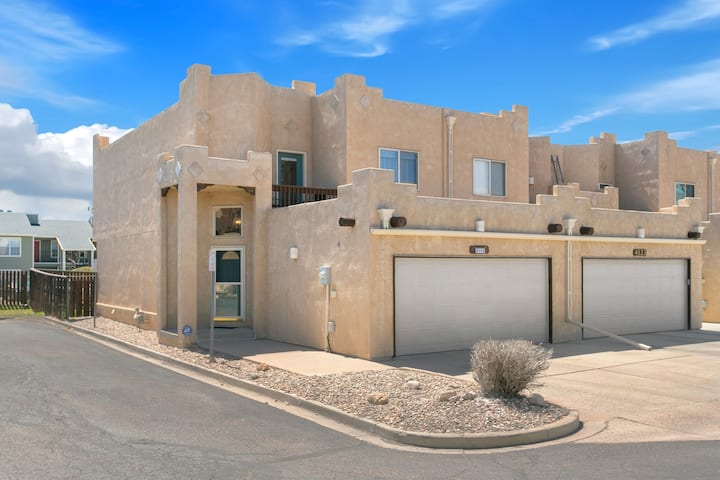 Executive Townhouse To Stay - Colorado Springs, CO