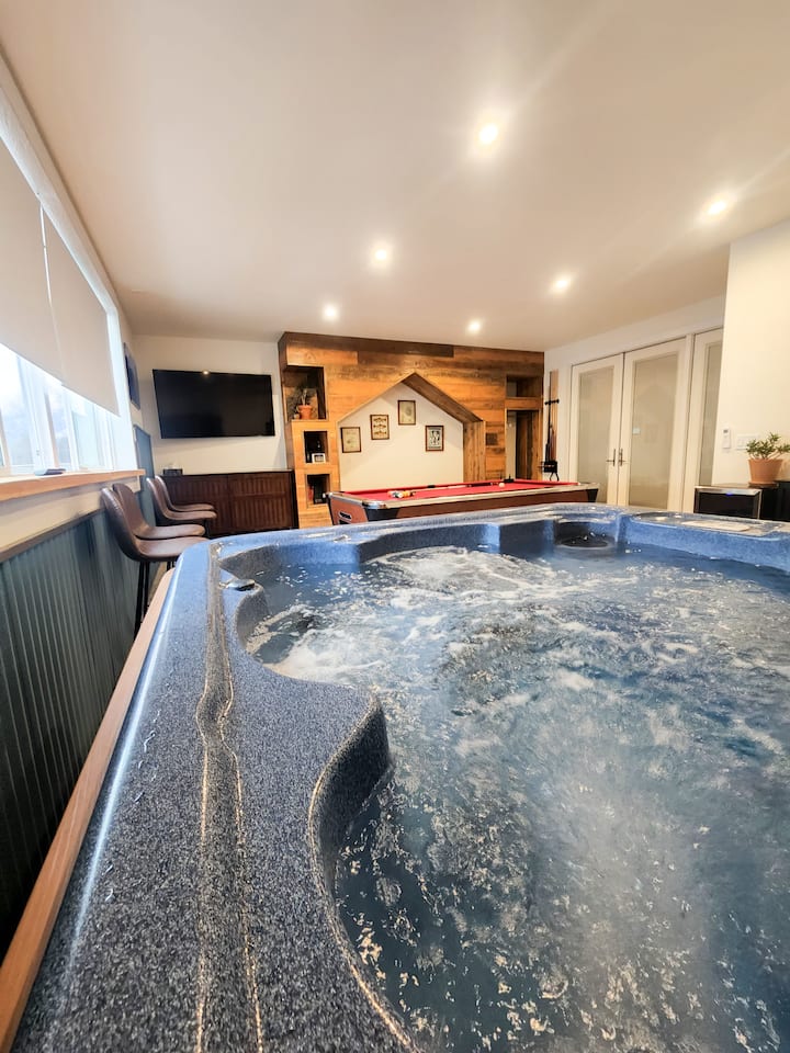 Raven's Roost - Two Bedroom Condo With Hot Tub. - Revelstoke