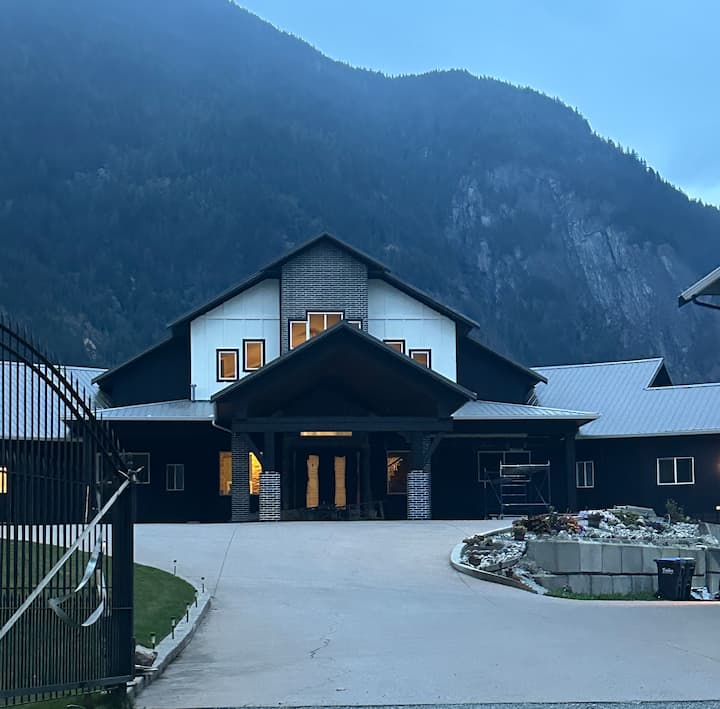 “Fraser House” Carriage Home. - Hope