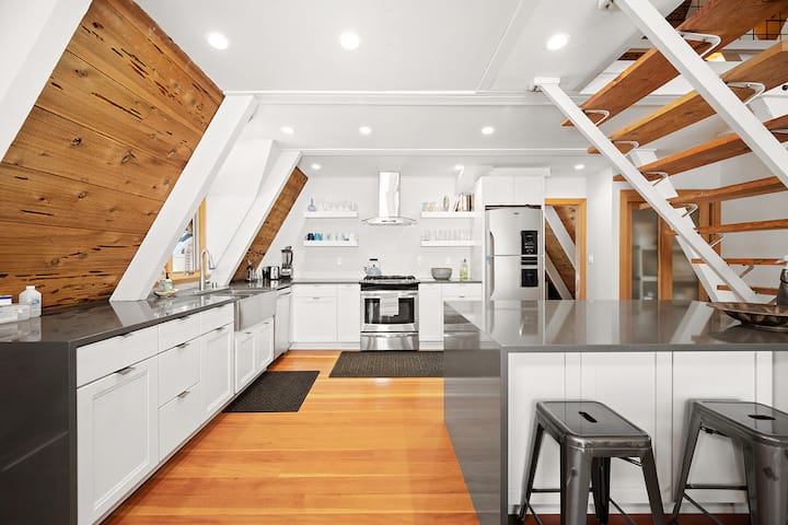 Walk To Lake! Dazzling Chalet | 3+bd 2.5ba 2100sf - Tahoe City, CA