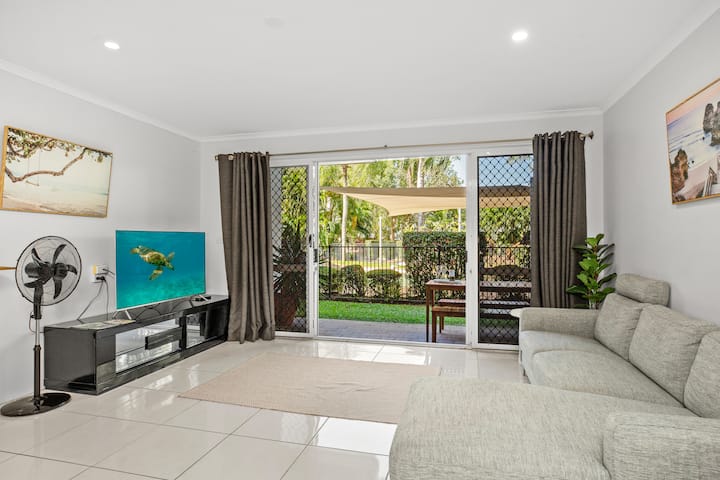 Palm Cove Retreat: Poolside & Beach Nearby - Palm Cove