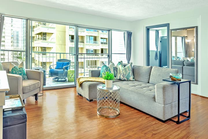 Sunny Waikiki 2bd/2bth Corner Unit, 1 Min To Beach - Honolulu
