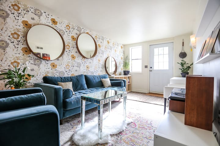 Cozy And Stylish Ballard Apartment - Seattle, WA