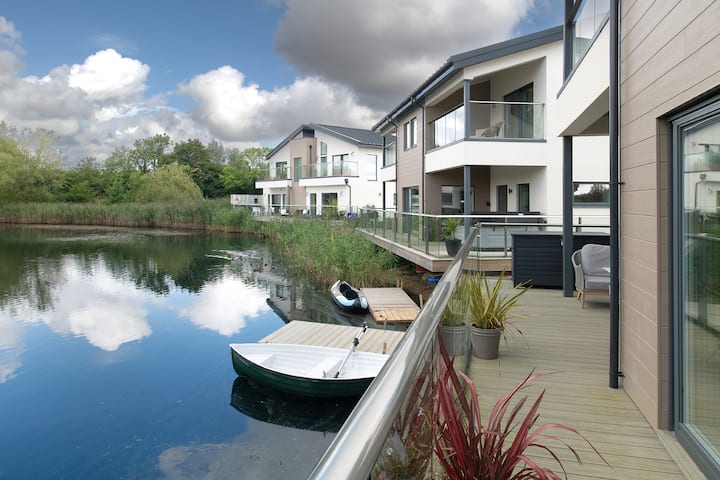 At Waters Edge | Lakehouse, Hot Tub + Rowing Boat - Cirencester