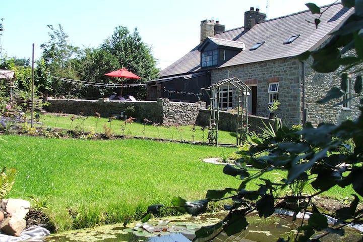 Characterful, Cosy Welsh Cottage Set In A Meadow - Aberaeron