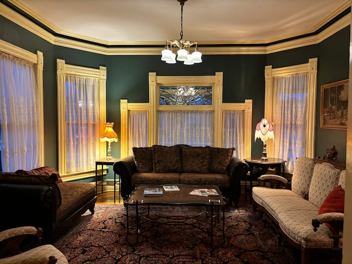 Luxury King Room In Historic Victorian B&b - Urbana, IL