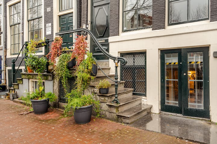 Unique Royal Basement Residence - Amsterdam