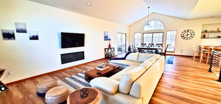 Rustic With A Modern Twist 3bdr/3.5bath Chalet - Illinois