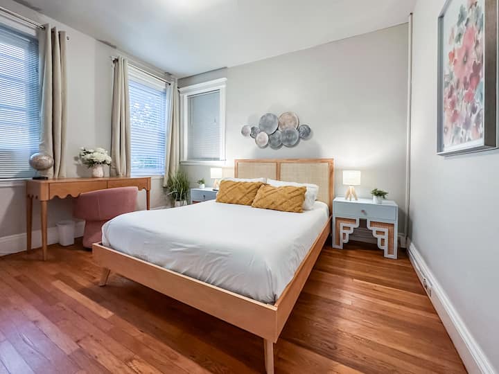 (F31) Fenway Park, 2 Beds, Sunny, Simple & Clean! - Everett, MA