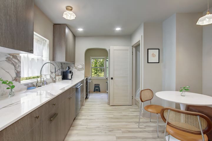 New! Chic+fun Family Retreat: Hot Tub & Kids Loft - Seattle, WA