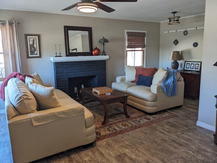 Beautifully Appointed, Comfy Midtown Bungalow - Tucson, AZ