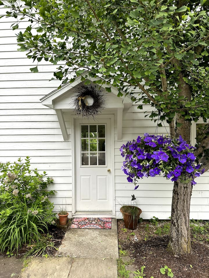 Charming Berkshire Cottage - West Stockbridge, MA