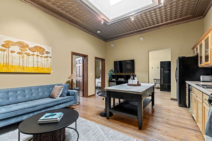 Historic Downtown Apt, Algoma Suites #7 - Sleeps 6 - Oshkosh, WI