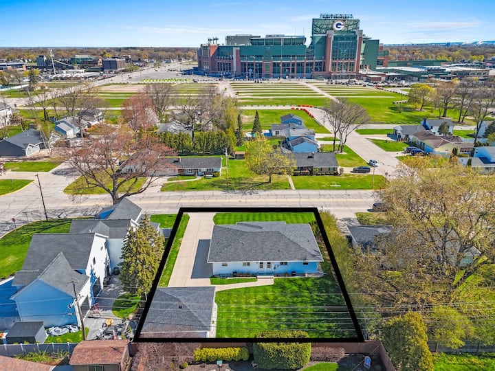2 Block Walk To Lambeau! King Beds & Stadium View - Green Bay, WI