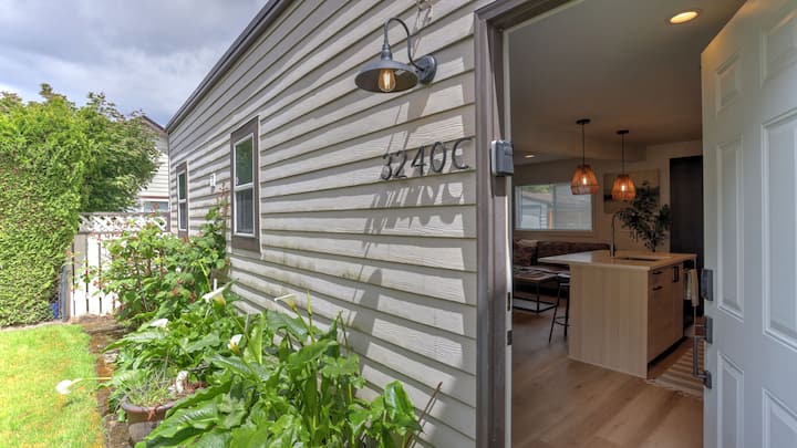 Alki Beach Courtyard Cabin- Walk To The Beach! - Seattle, WA