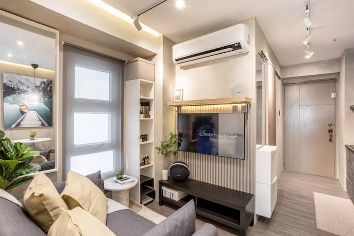 Sky-high Modern Condo | Mrt Access | 400+mbps Wifi - Quezon City