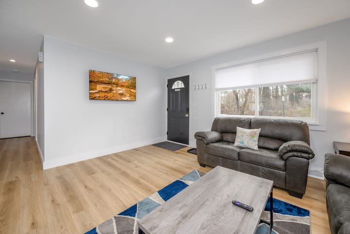 New! Clean Remodeled Metro Parks Home - Akron, OH