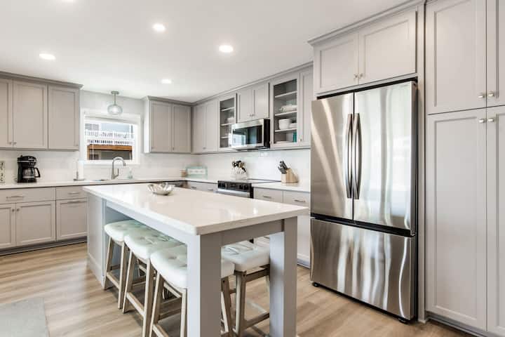 Sandy Toes & Salty Kisses - Gulf Breeze, FL