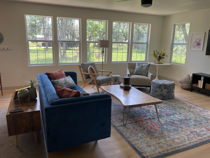 Modern Farmhouse, Great Location - Driftwood, TX