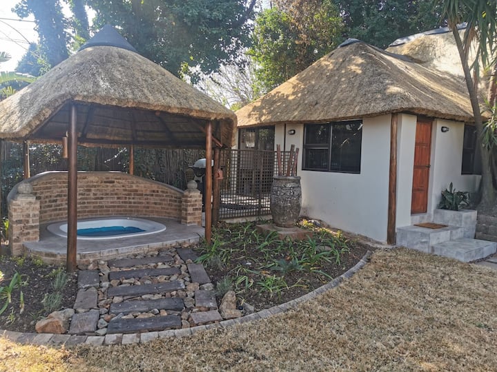 Thatched Garden Cottage - Benoni