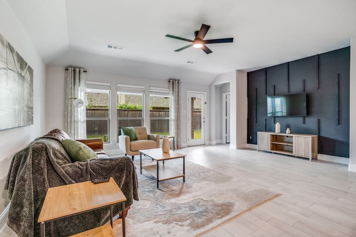 Exec Home ~King Bed~office~pool~modern~spacious