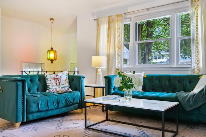 Hummingbird House | 4 Br | Stylish & Pet-friendly - Newark, DE