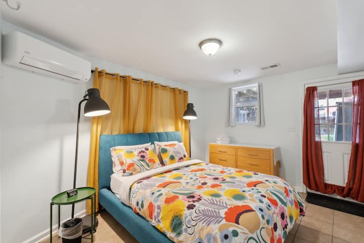 Eccentric Eckington Bsmt Suite - Washington, D.C.