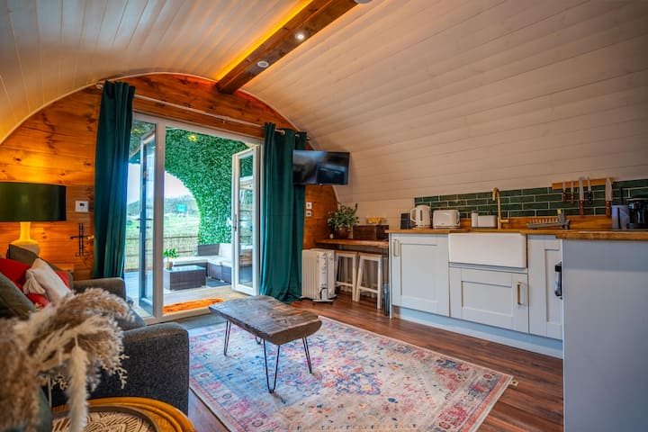Relaxing 1br Cabin • Hot Tub, Outdoor Cinema - Stranraer