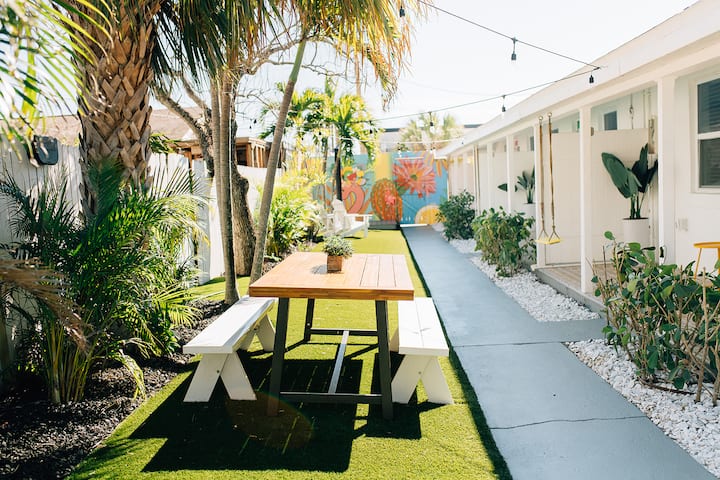 Fall Special! 3 Units| Walk To Beach <1mi | 4plex - St. Pete Beach, FL