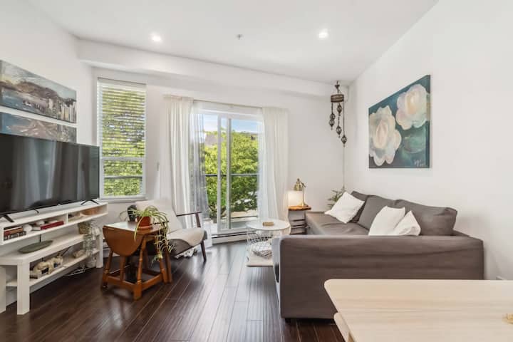 East Van Townhouse Near Water + Mountain Views - Vancouver