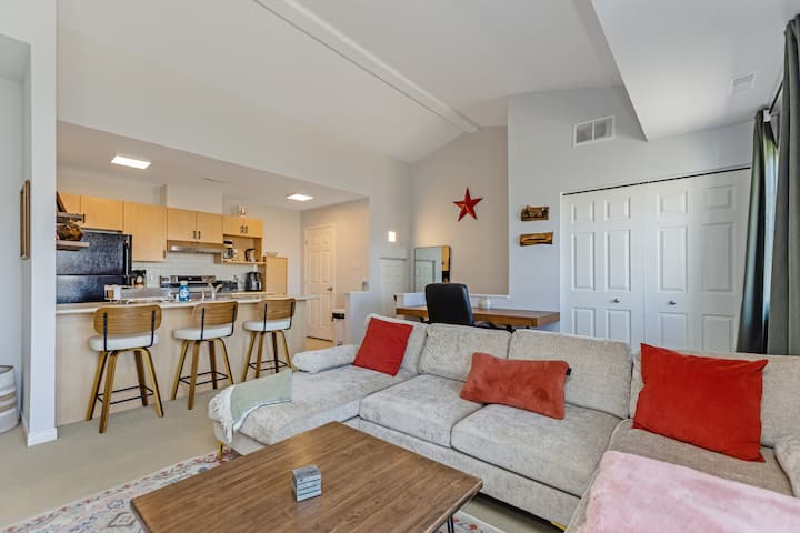 Adorable Condo In Ottawa West W/ Parking + Laundry - Kanata