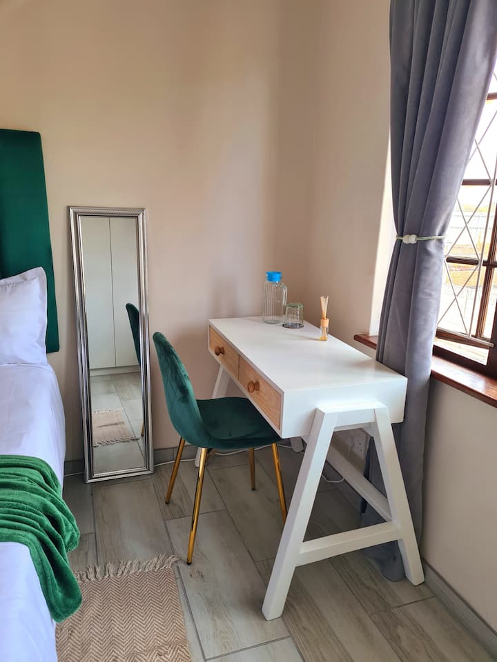 Charming Pvt Room Within A Family Home - Cape Town