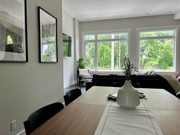 New, Open Concept Home W/hot Tub In Pec - Prince Edward