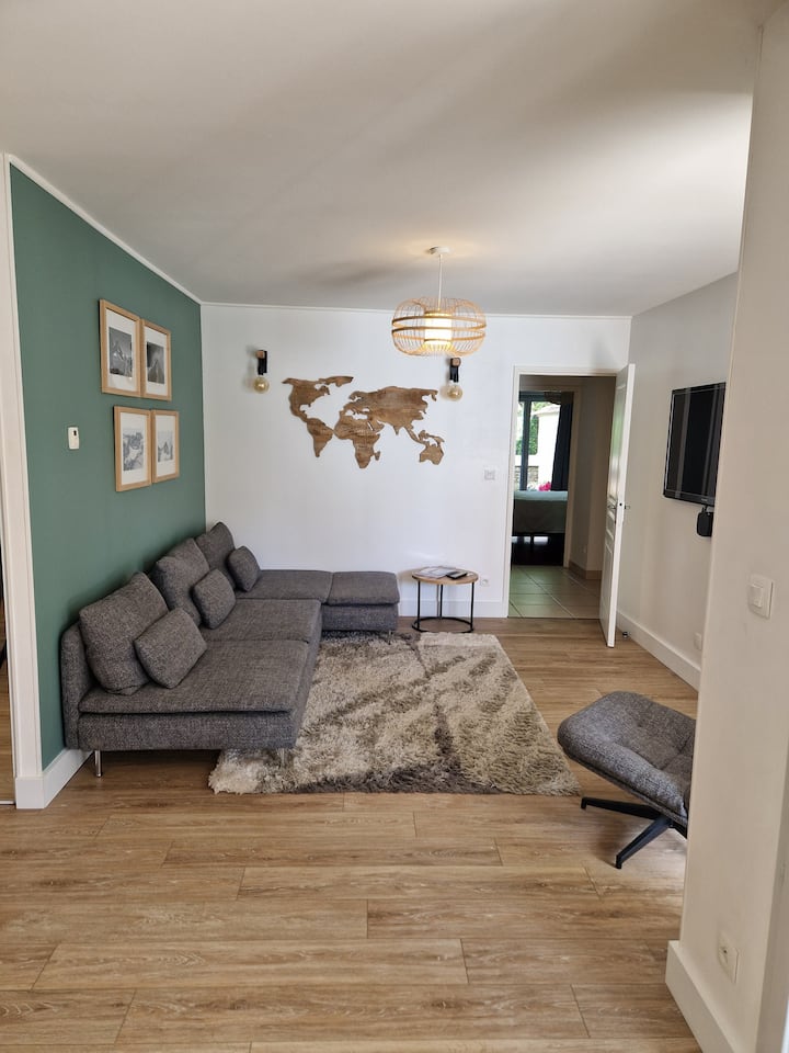 Joli Appartement  Avec Extérieurs Et Garage - Écully