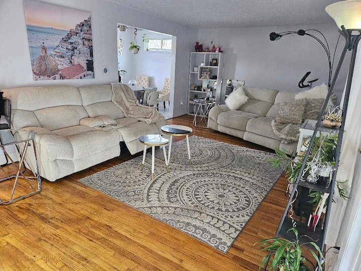 Calm Clean Stylish Multi-level House - Columbus, OH