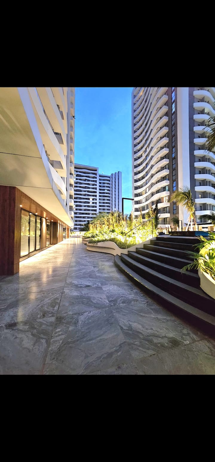 Luxury 18th-floor Apt | City View, Pools & Netflix - Bolivia