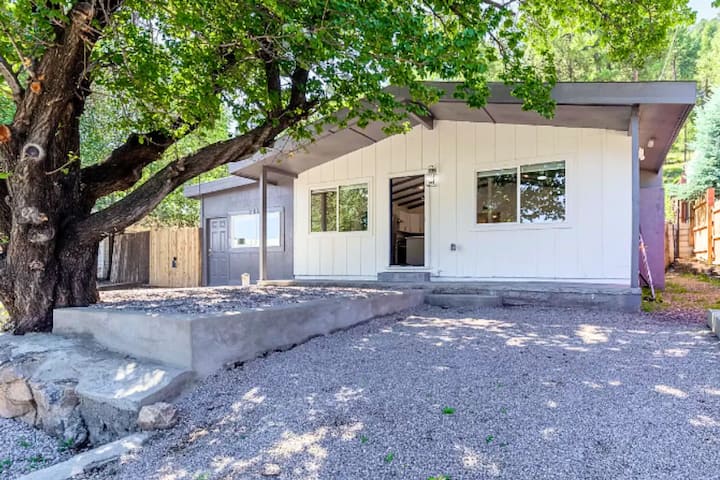 New Modern Deer Retreat 5-bedroom Hot Tub & Grill! - Ruidoso, NM