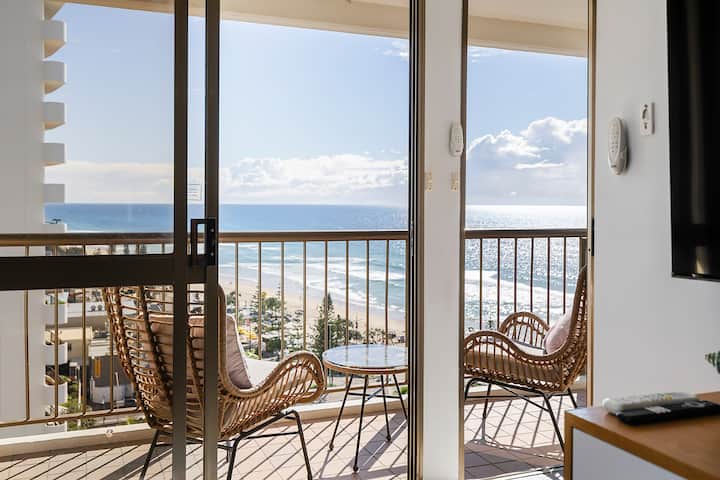 Oceanview Oasis | Sleeps 7 | Steps From Beach - Surfers Paradise