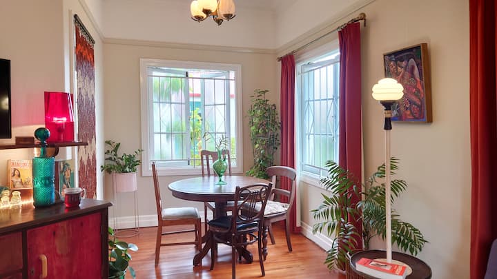 Art Deco Master Suite With Lush Pool Oasis - Brisbane