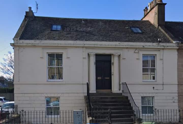 Ground Floor Large 3 Bed Apartment Private Entry - Falkirk