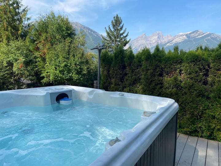 Biker’s Dream Retreat | Hot Tub | 2 Decks - Fernie