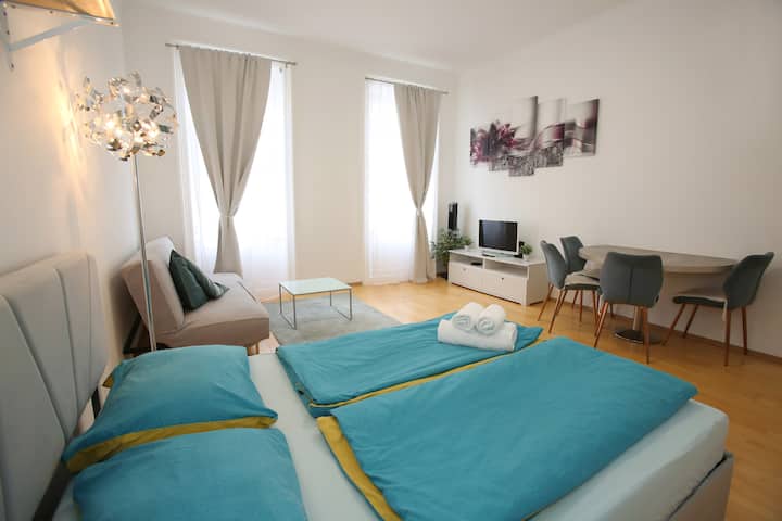 Downtown Bliss: Modern Retreat (Free Parking) - Wenen
