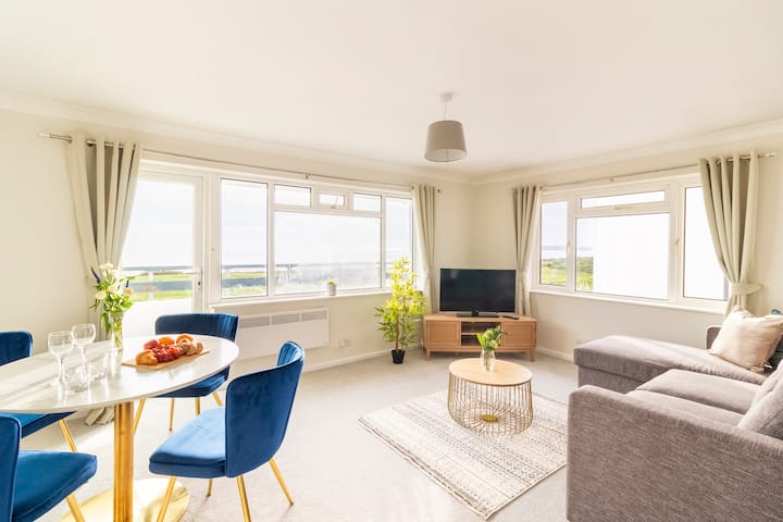 Wow! Seaview Beach Apartment Sleeps 6-free Parking - Christchurch, UK