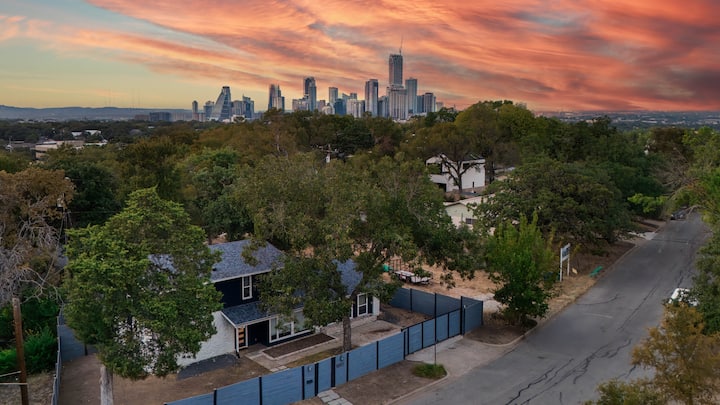 Cozy Oasis | 9 Beds | Fire Pit, Hot Tub, Movie Den - Austin, TX