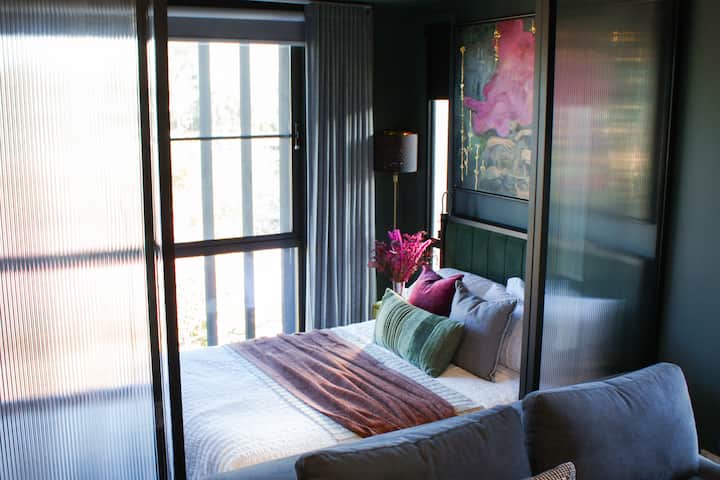 Tiny 'Lagoon' Escape – Soft, Serene, Central! - Canberra